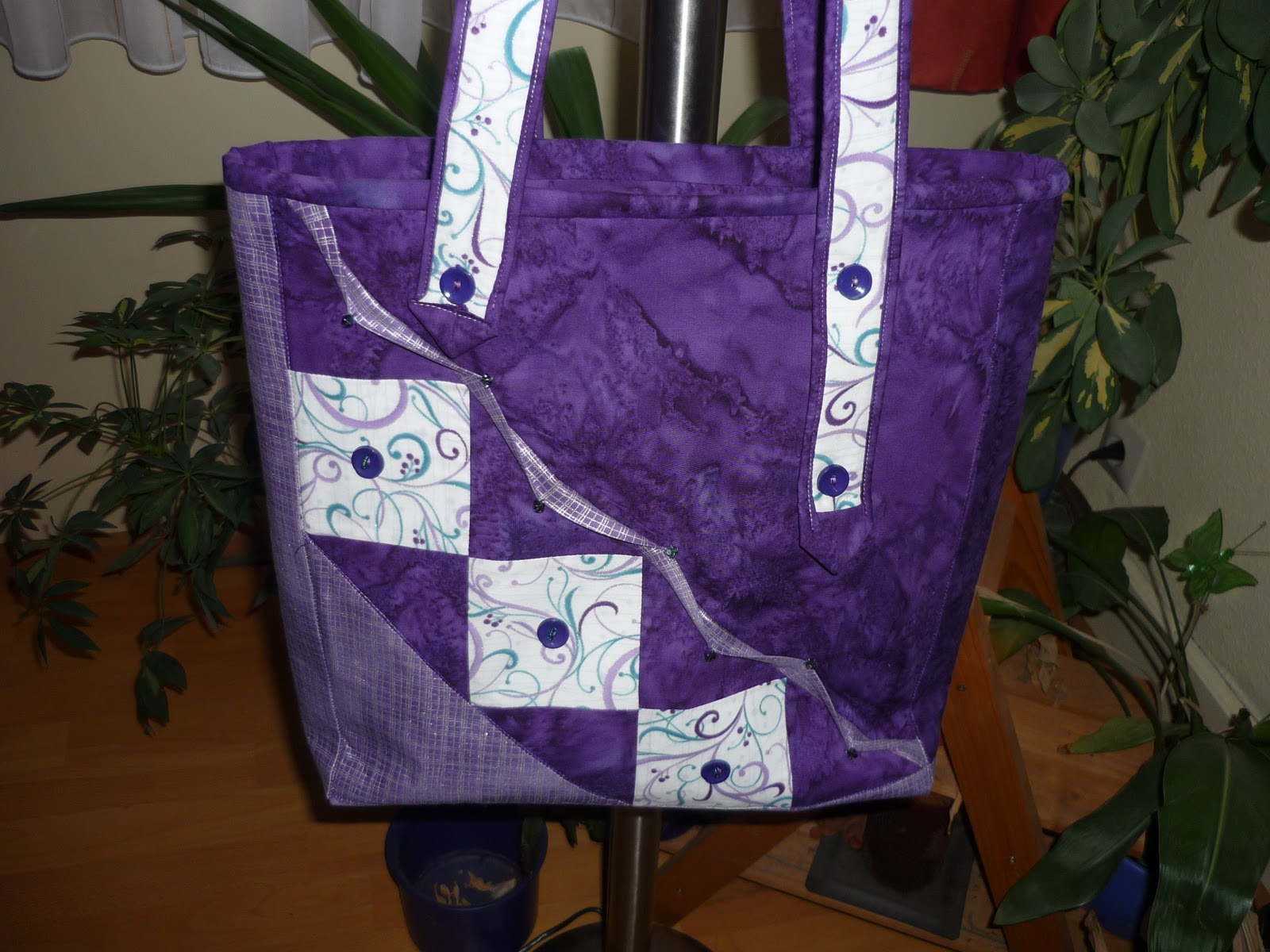 Patchwork- und Stickarbeiten: Eine Tasche