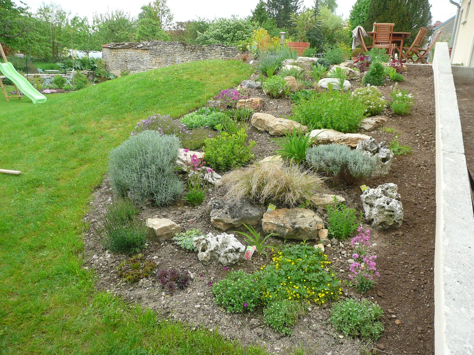 Notre jardin secret.: Aménagement autour de la Rocaille...