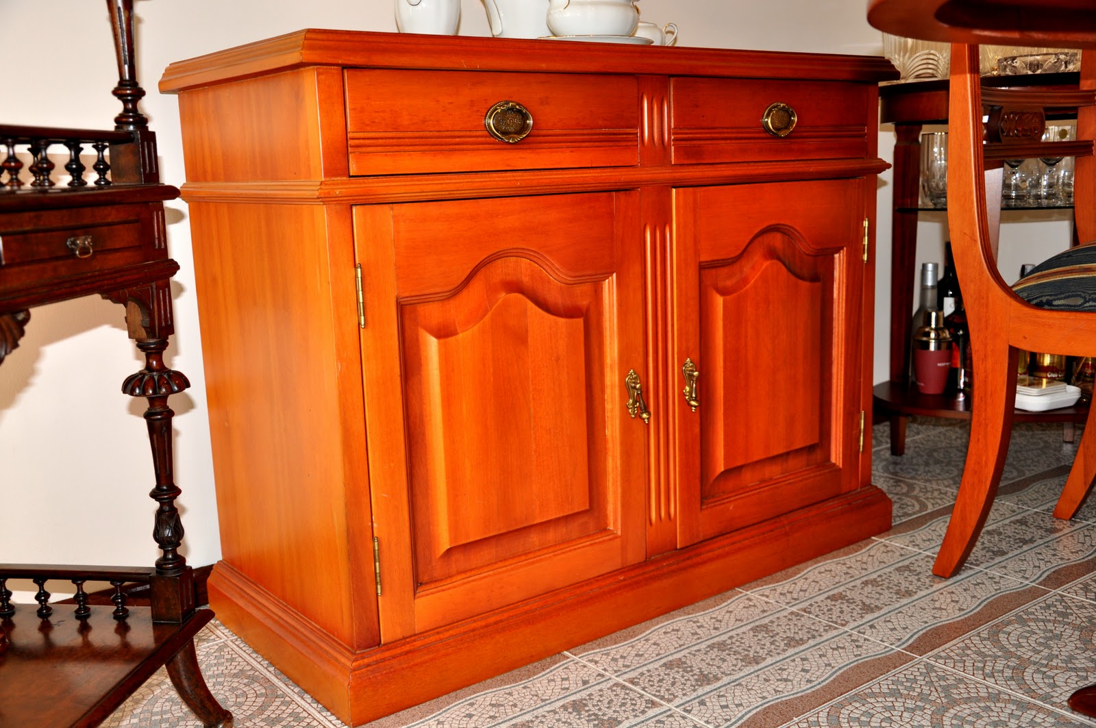 FD. Fausto Delgado & Cia.: Bife en madera. Clásico color caramelo claro.