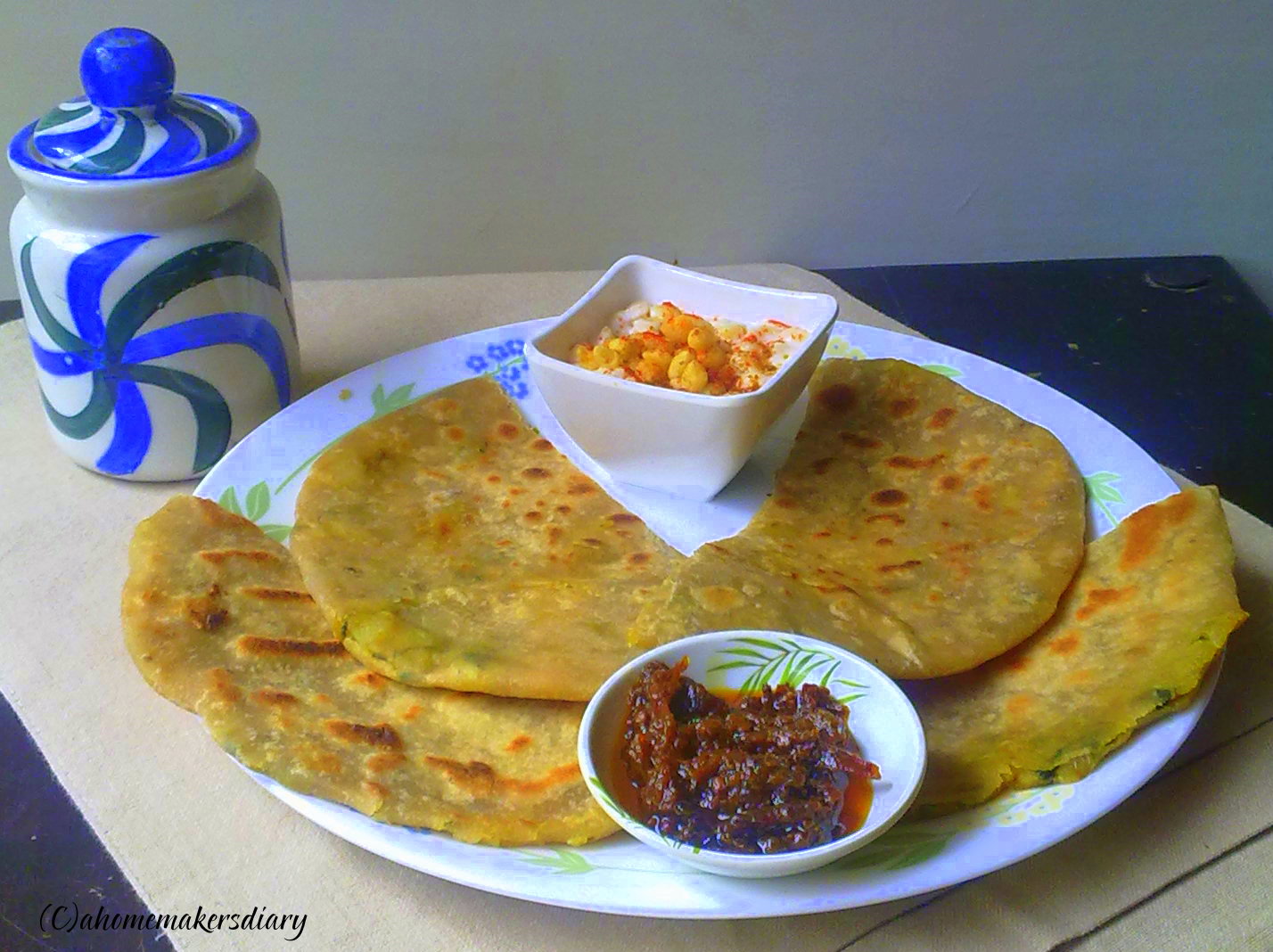 Alu Methi de Parathe (Spicy Fenugreek Leaves and Potato Stuffed Indian ...