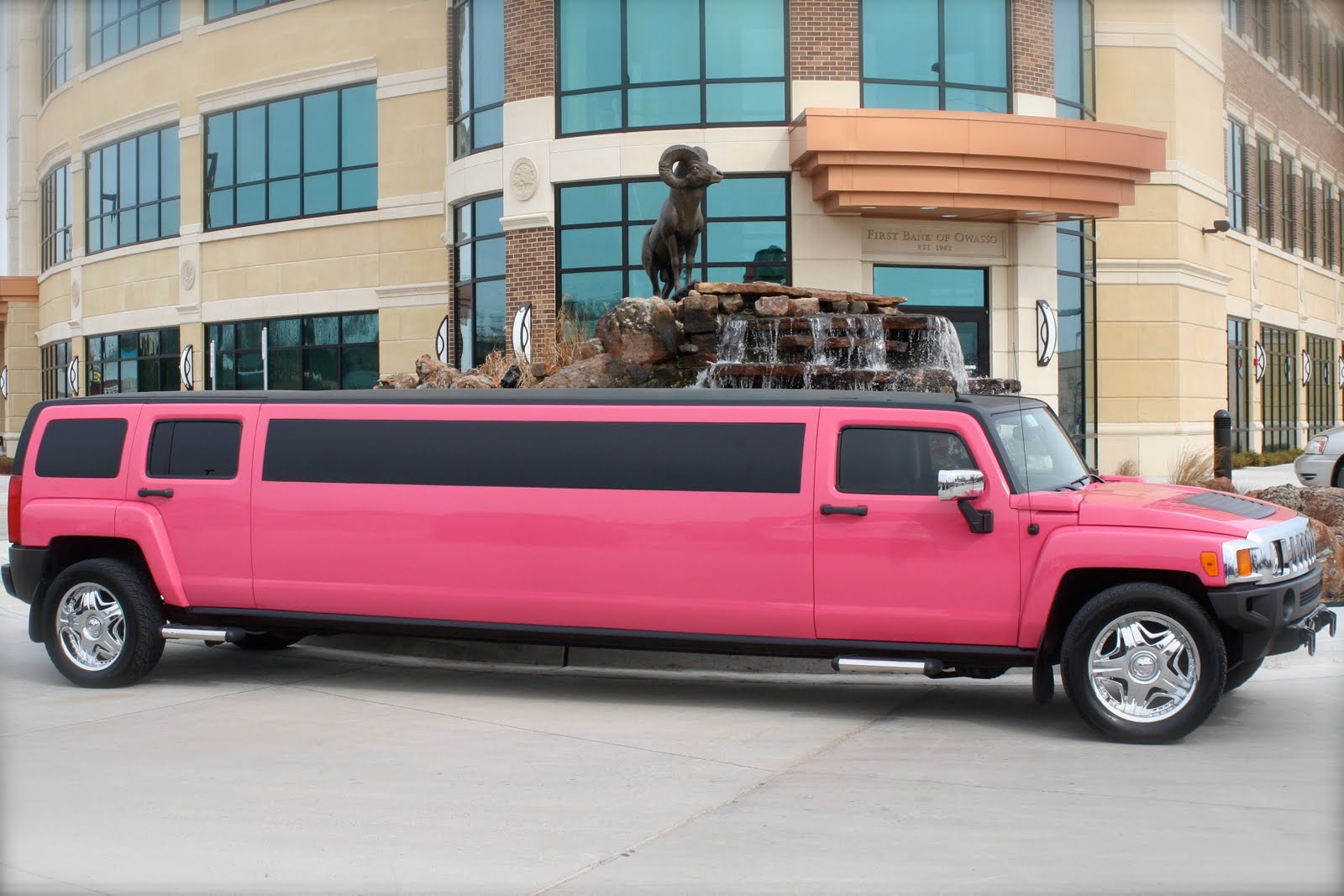 Soiree: Nothing Says A Good Time Like A Hot Pink Limo
