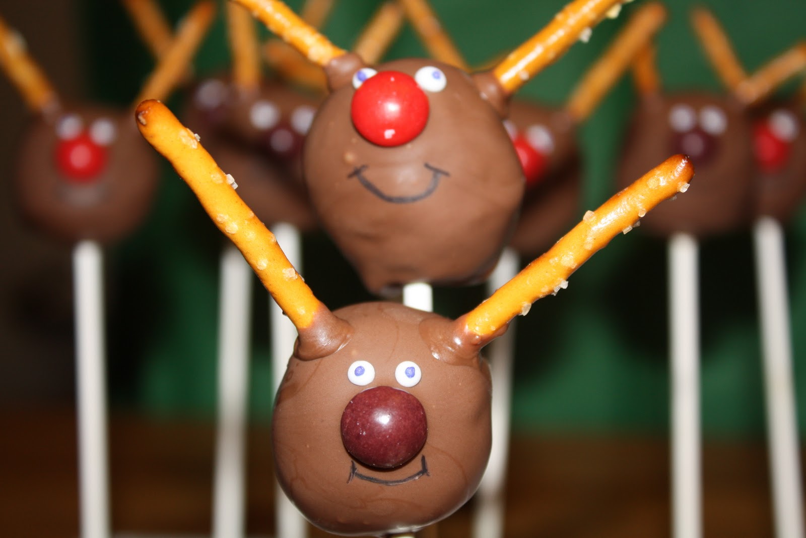 Mel's Sweet Treats: Reindeer Cake Pops
