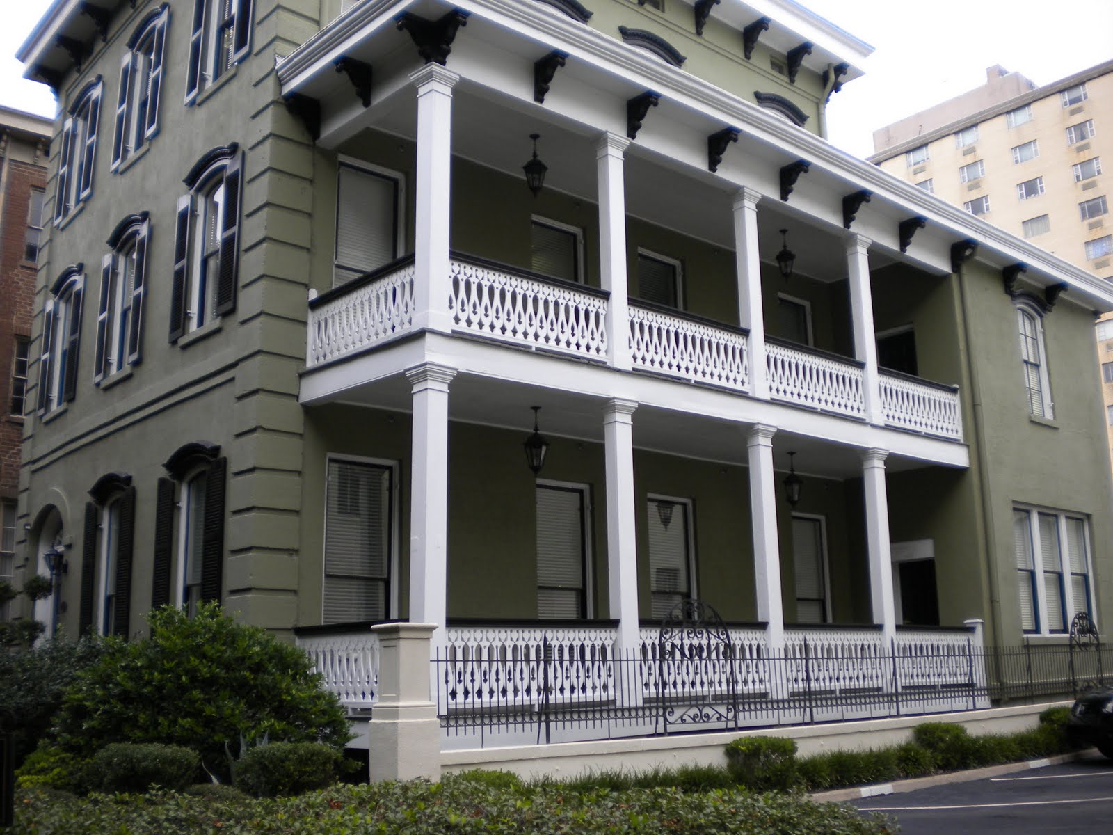Blushing Rose: ~ Pink & White Southern Homes ~ Pink Saturday