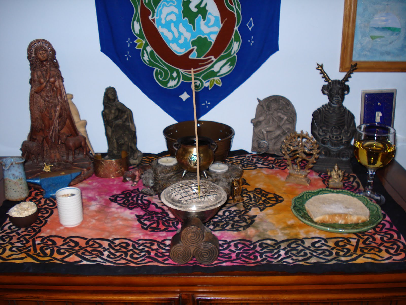 Into the Mound: Altars and Shrines. A New Start