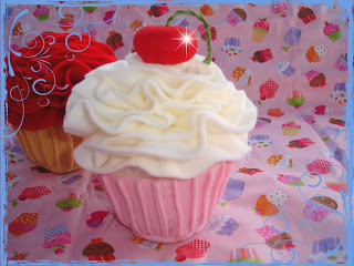 Goldilocks Loves Polkadots: Cupcakes Anyone?:)