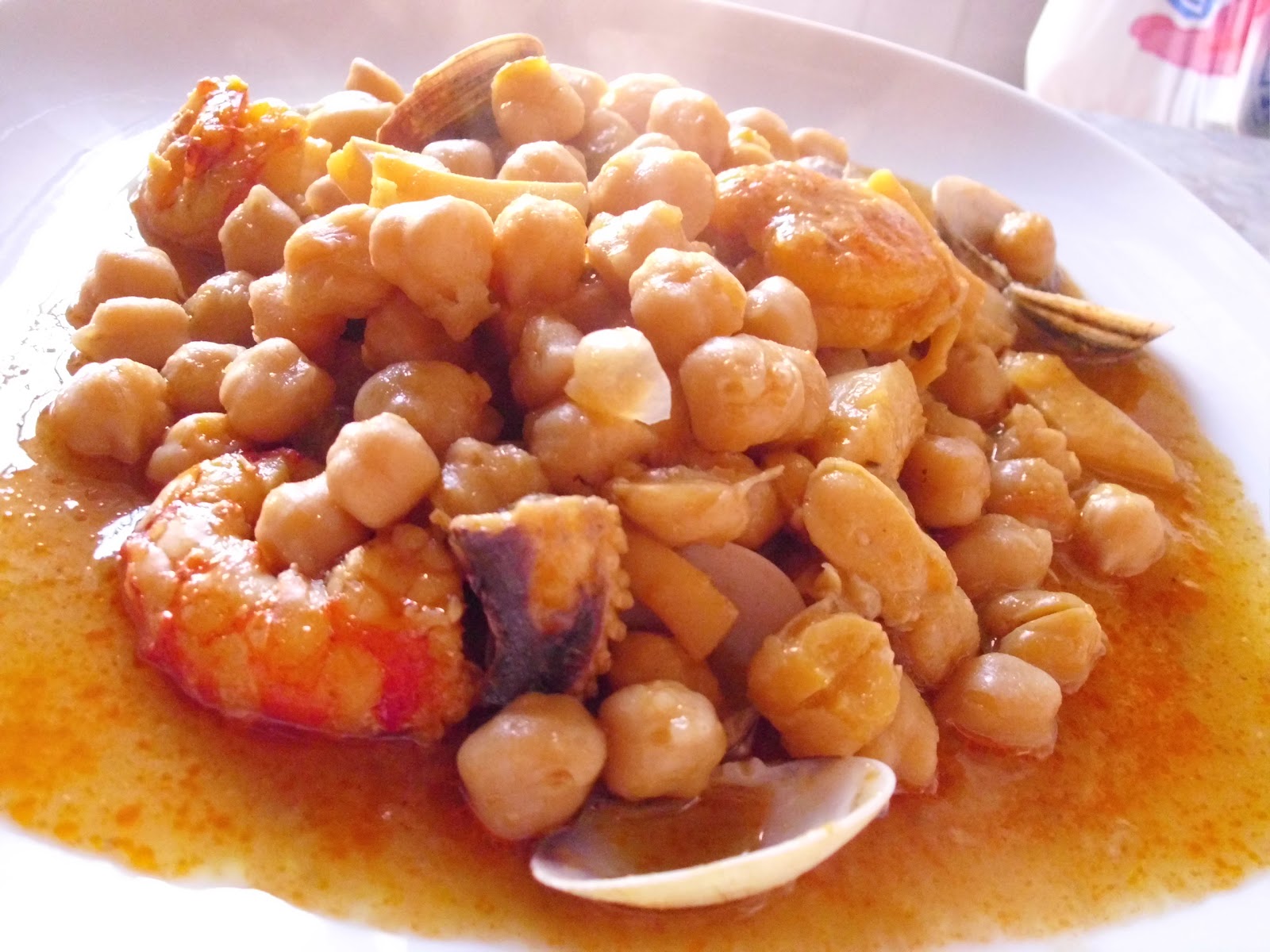 MAR DULCE: GARBANZOS CON SEPIA, GAMBAS Y ALMEJAS
