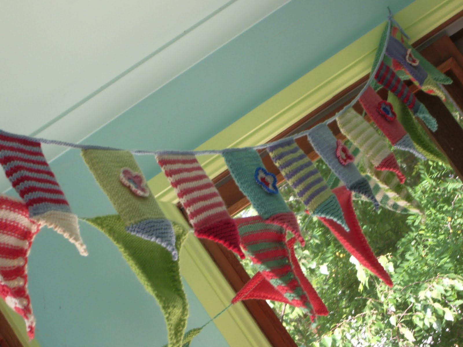 little woollie: Finished knitted bunting....