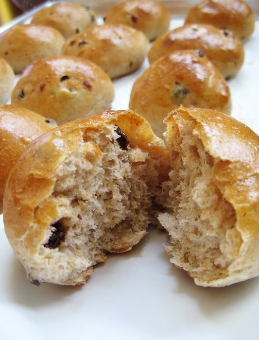 Simply Piee: Hot Fluffy Healthy Whole Wheat Raisin Buns