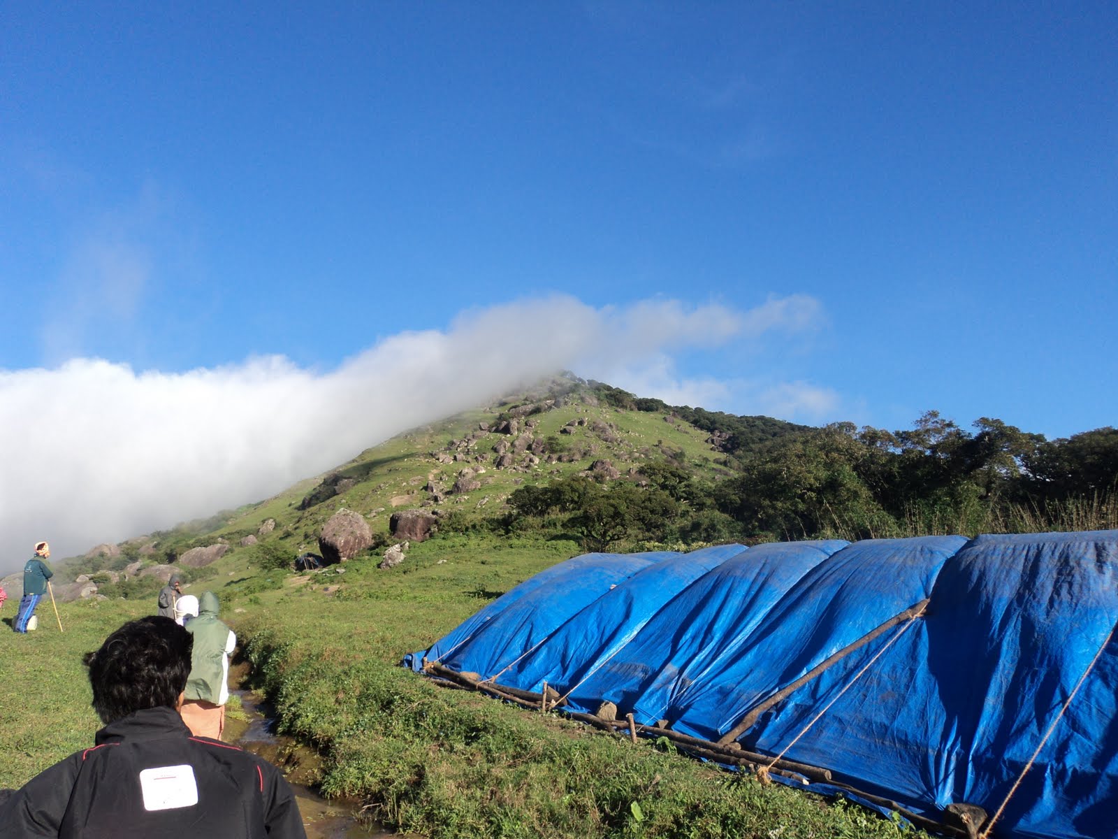 baatein kuch ankahi si...: 6000 feet high on foot!!