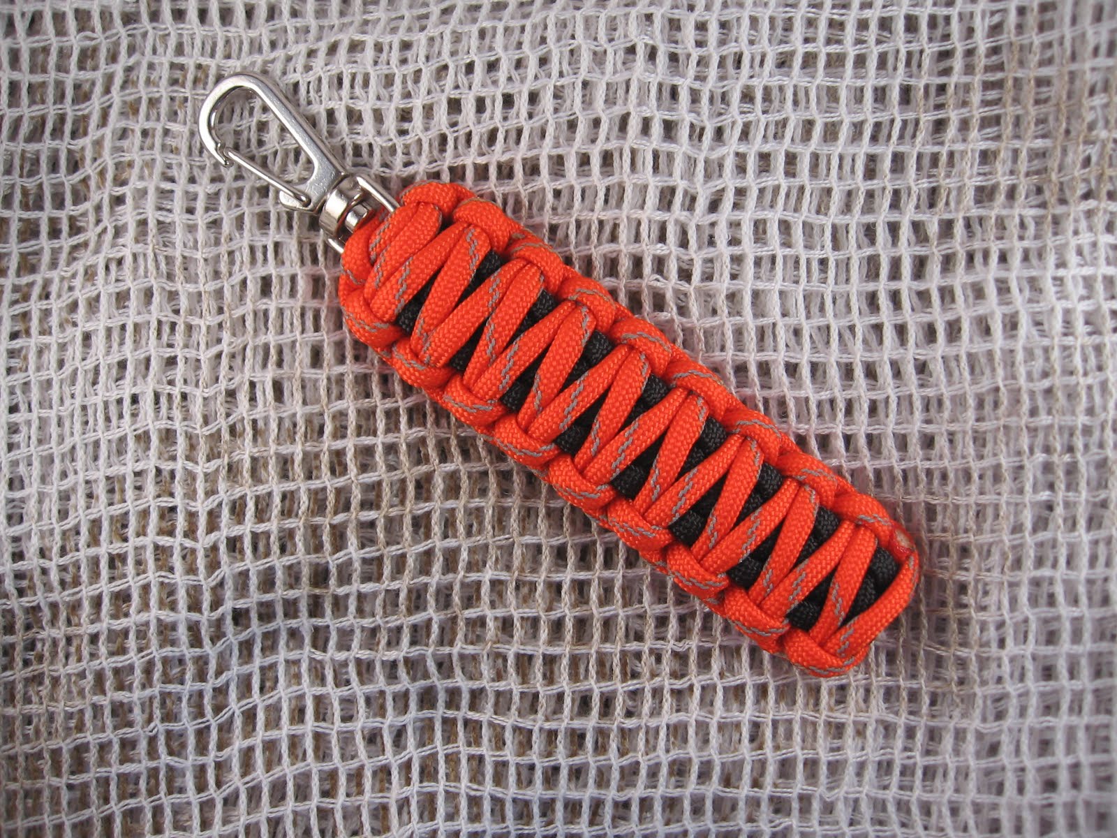 Paracordcraft: Porte-clés en paracord (paracord 550). Paracordcraft: Porte-clés en paracord (paracord 550).