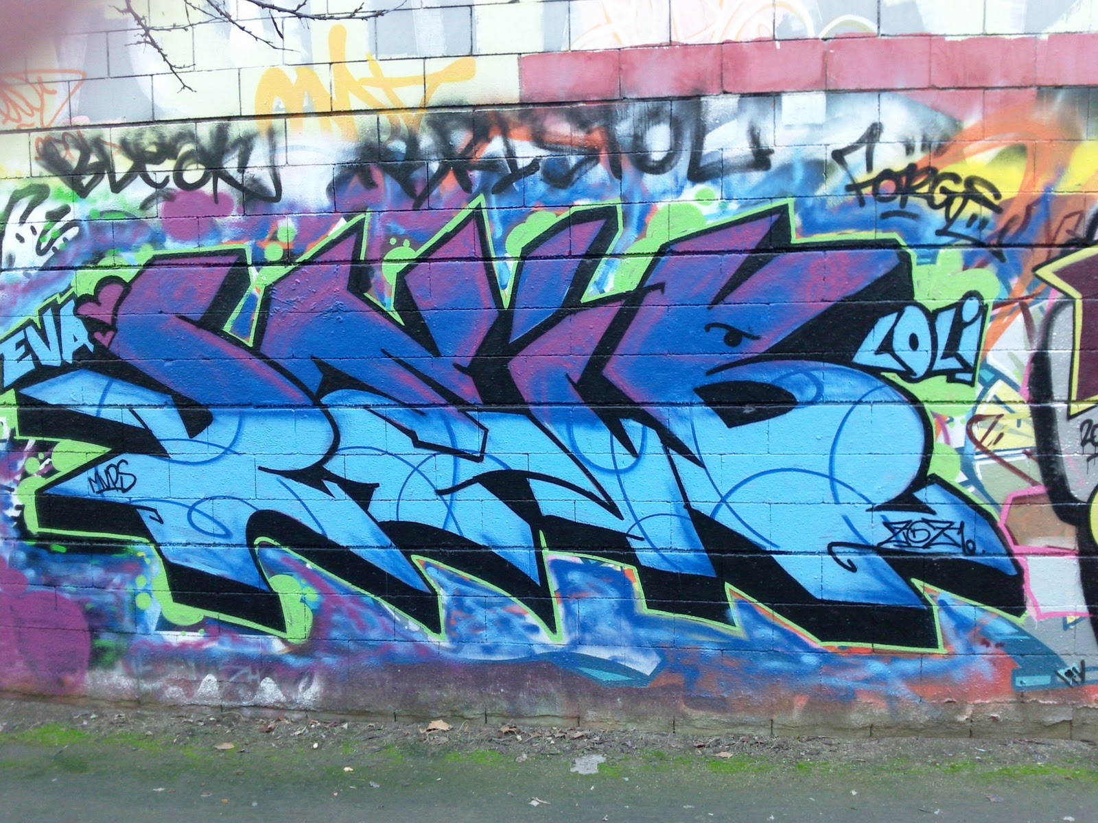 ham and eggs: graffiti wall, moll de Barcelona Jan 2011