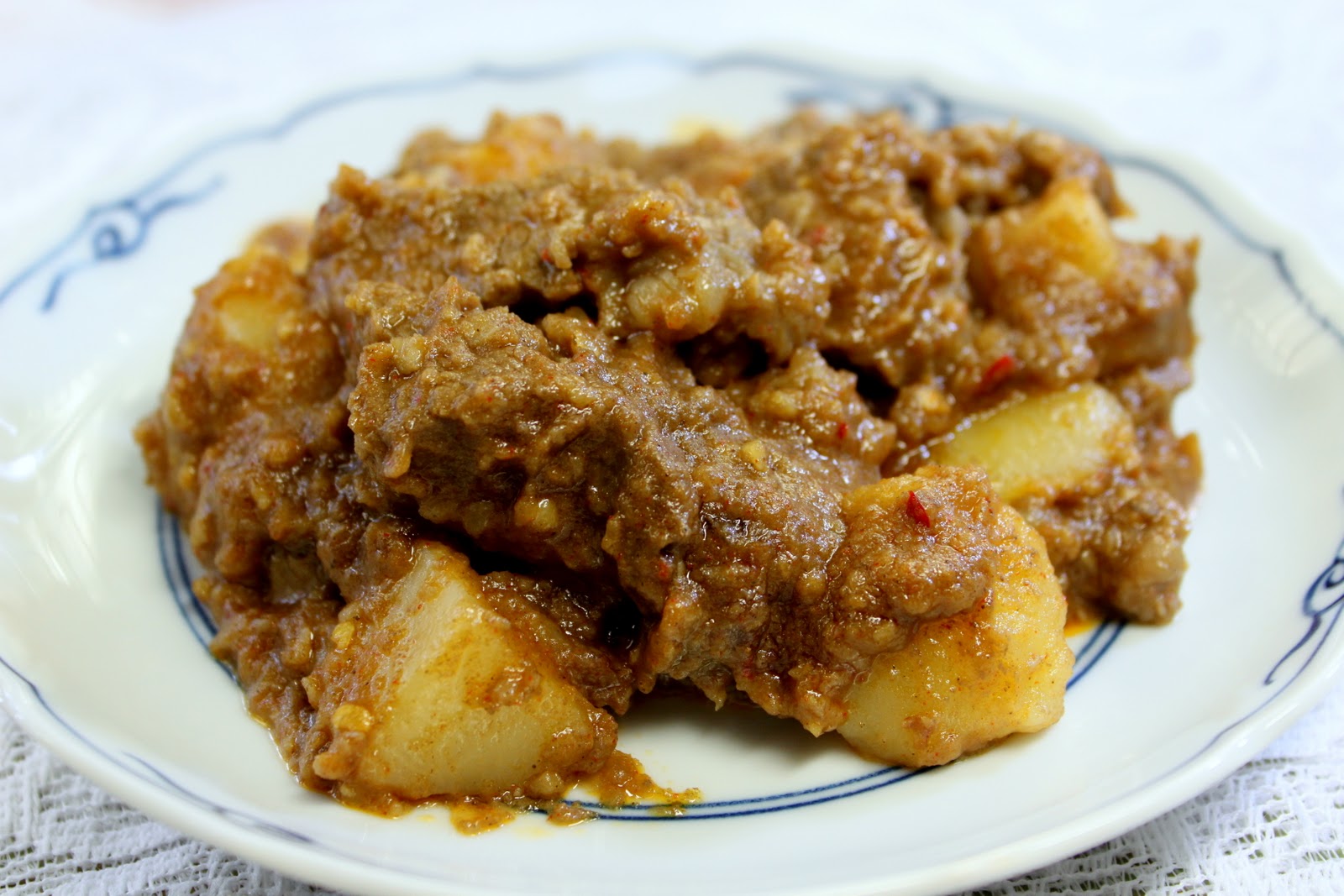 A Box of Kitchen: Beef Kalio (Padangnese beef stewed in spicy coconut ...