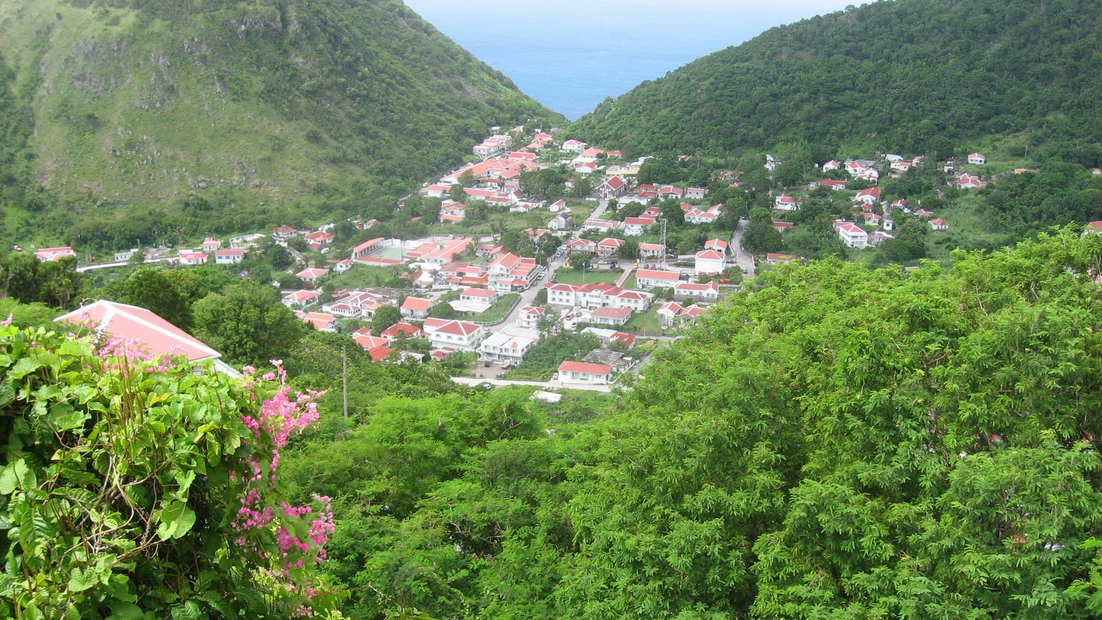 Andy's round the world trip: Saba. First days adventures and sights
