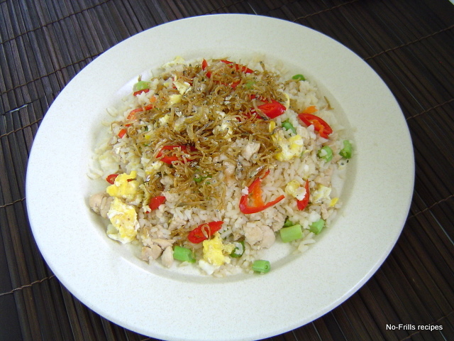 Fried rice with silver fish