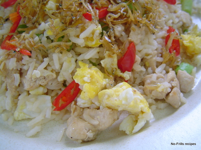 Fried rice with silver fish