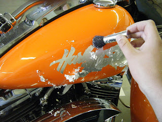 atomik: How To Do Silver Leaf Lettering on Harley part 1...