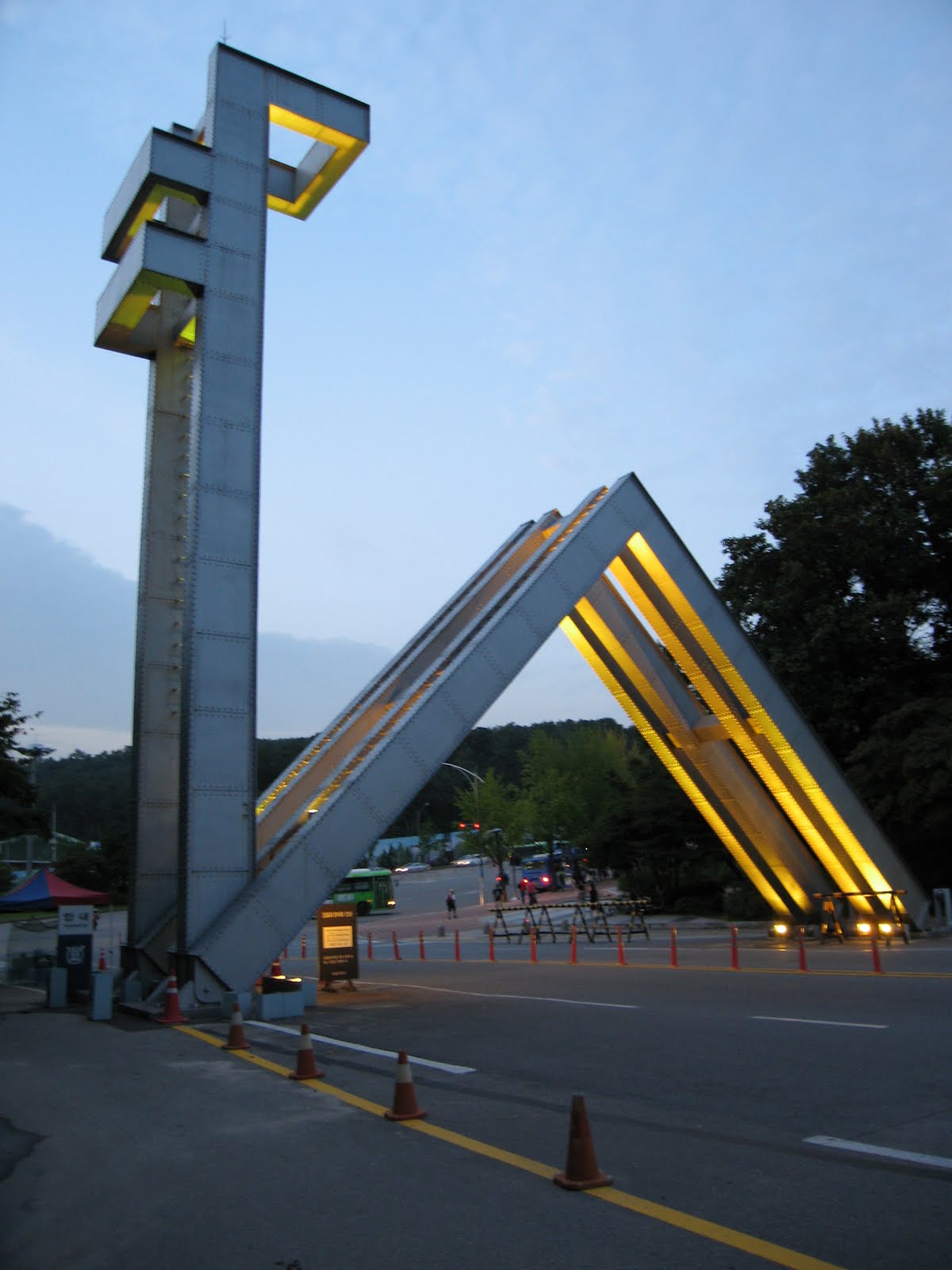 A freak in Seoul: A new beginning : Gwanaksa dorm' & SNU