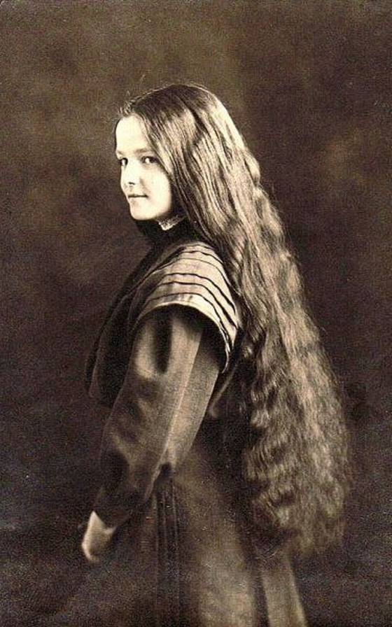 Tube Article: Girls Through The History With Unusually Long Hair