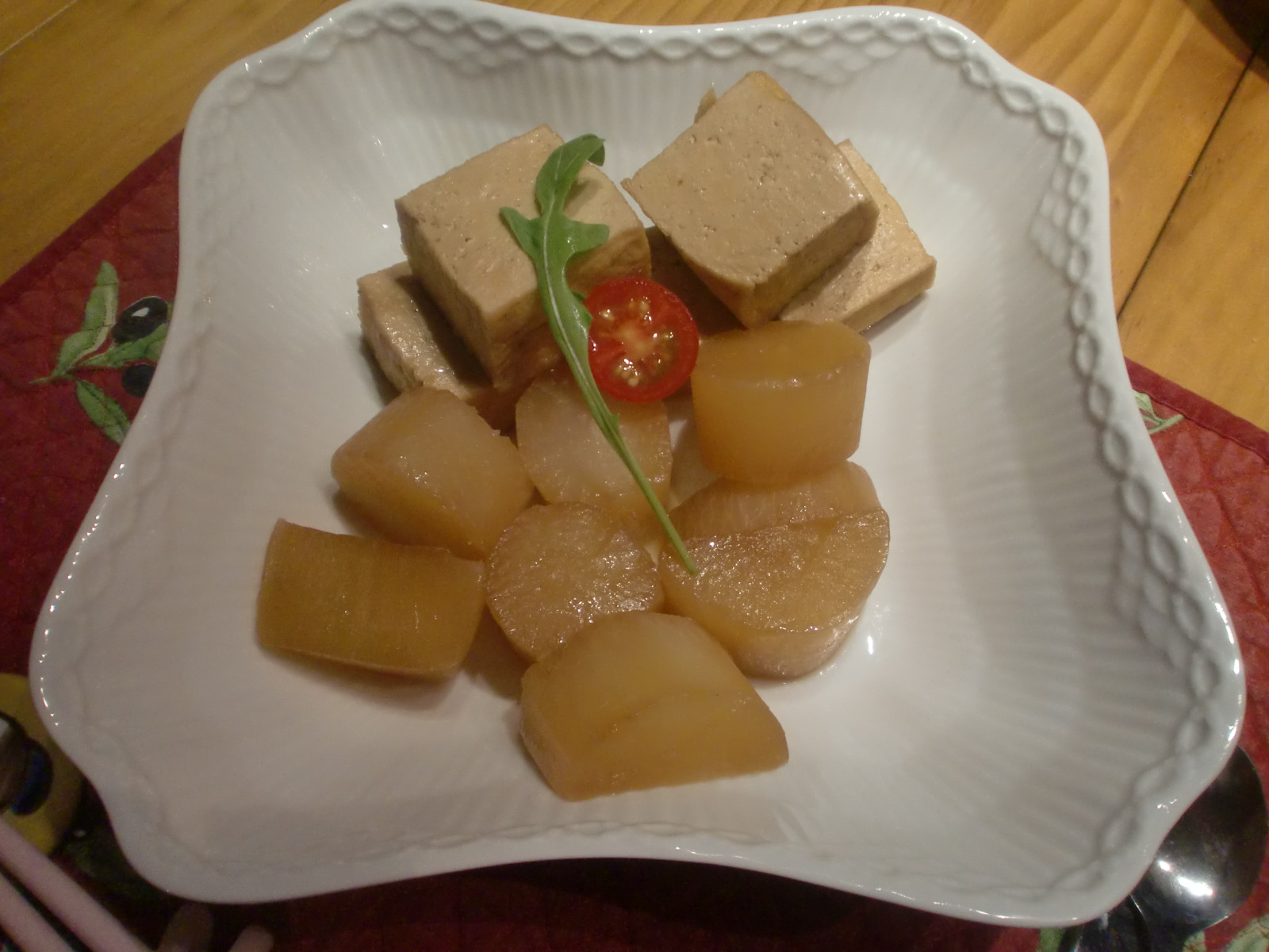 桃 MOMO JAPÓN: TOFU Y NABO COCIDO