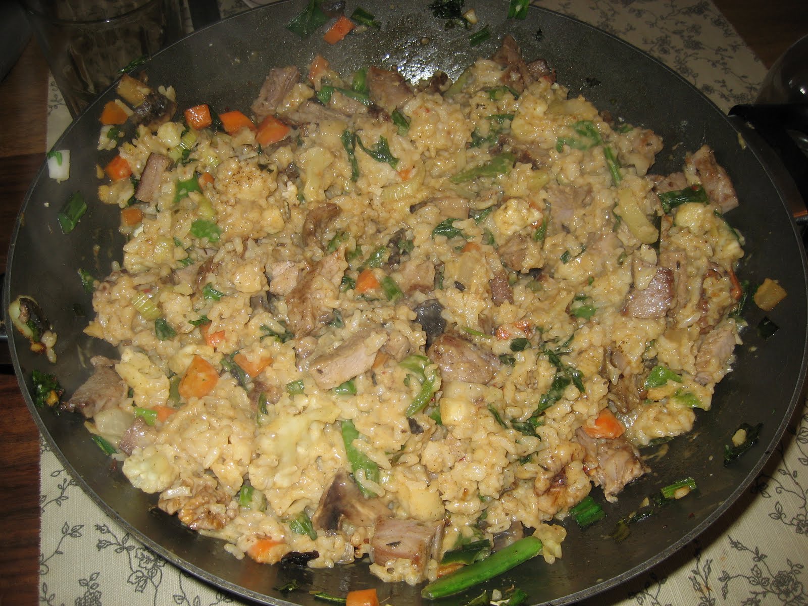 Lev med Tarmbetændelse: Restemad Nakkekam i wok med Santa Maria Thai sauce