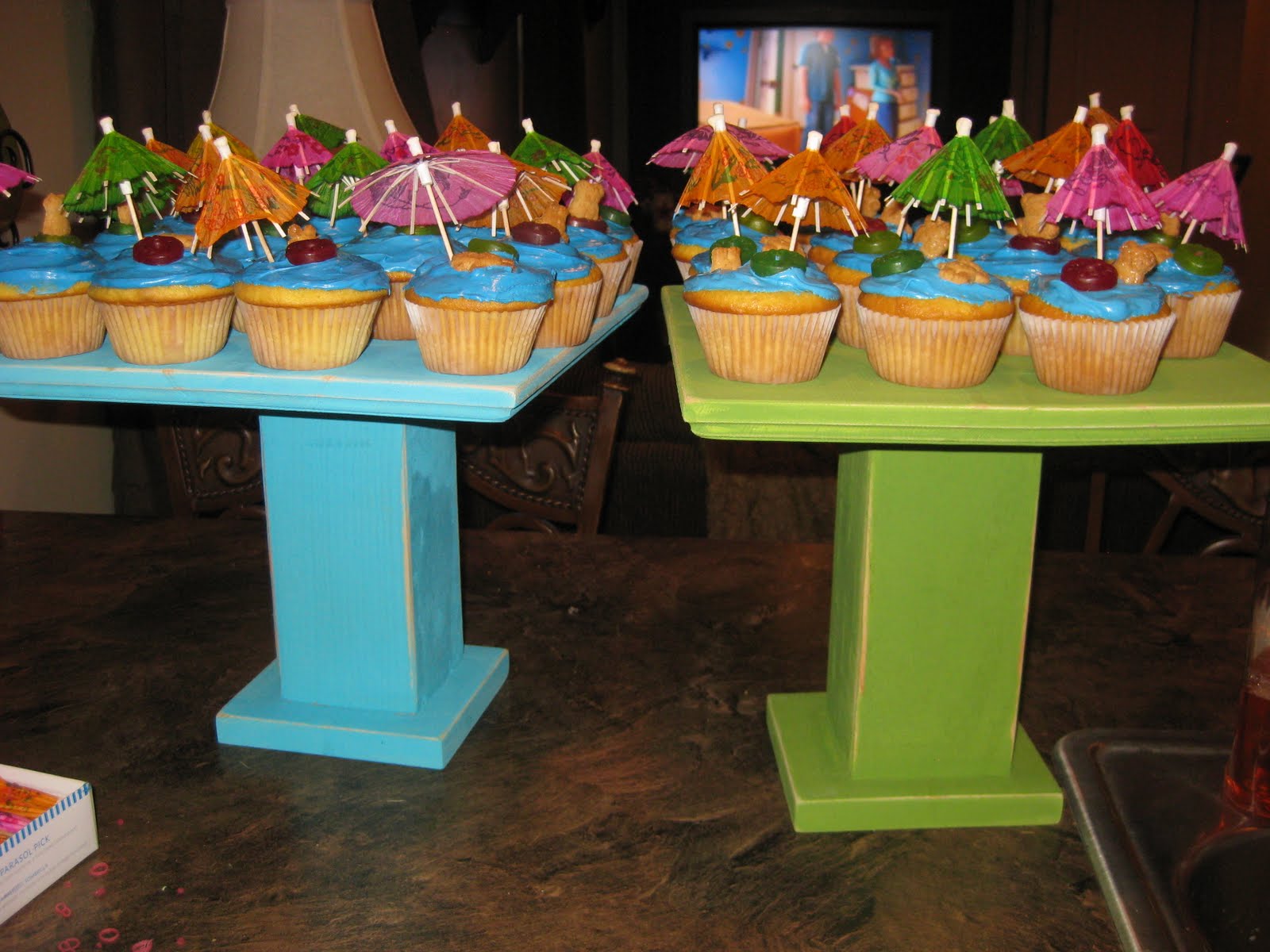 Lyndsey's Craft Spot: Cake stand and some super fun cupcakes....