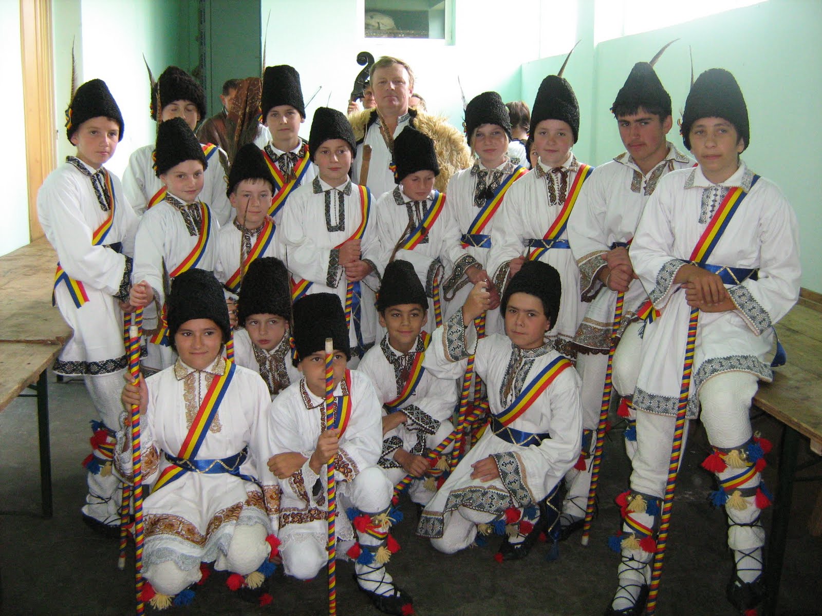 Ansamblul de cantece si dansuri Magura Sieului: Calusarul romanesc ...