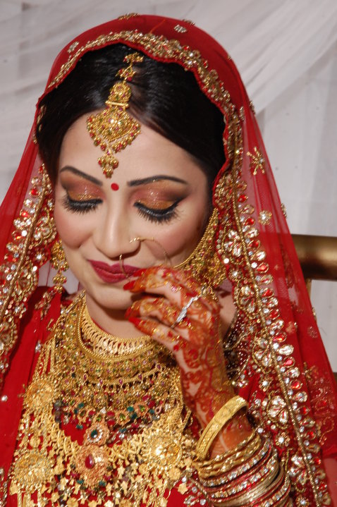 dEsI wEdDiNgZz: Bangladeshi Bride In RED