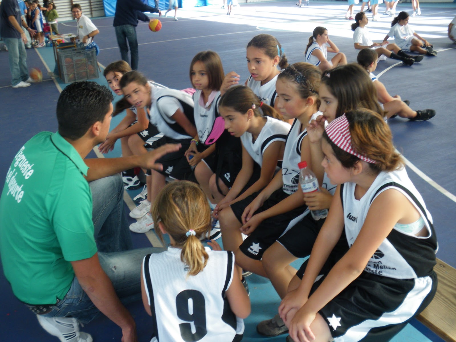 .: LAS NIÑAS JUGARON EN EL NURYANA.