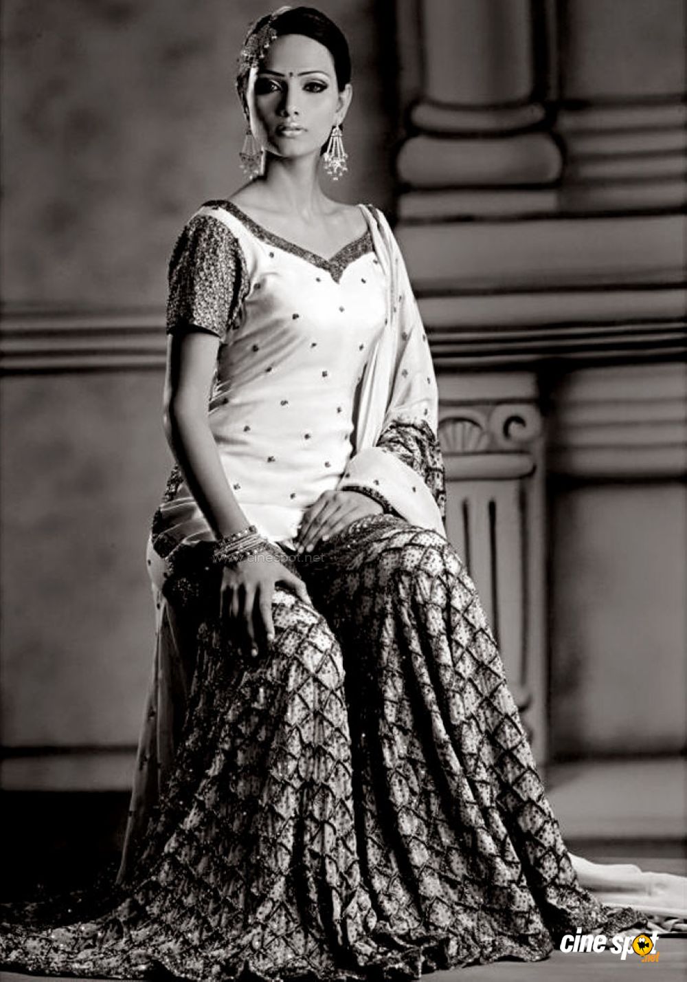 PHOTO GALLERY: Saira Khan - HOT Indian MODEL Pictures