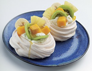 Food Easy Recipes: Meringue Nests with yogurt and fruit recipe