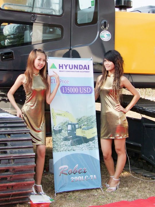 azza: Myanmar Hot Models: April Saw and Mi Chi Ko at Motor Show