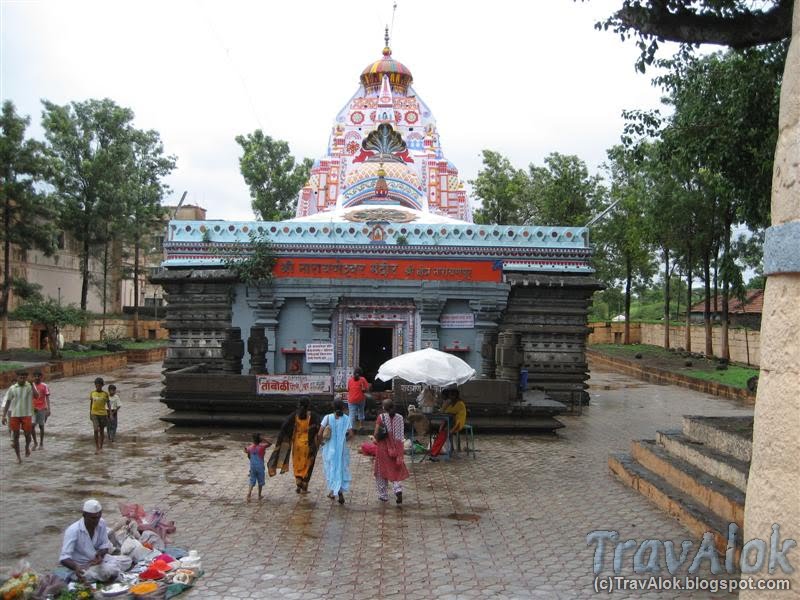 TravAlok: Narayaneshwar Temple At Narayanpur Near Pune.