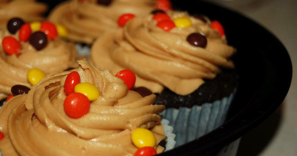 Anne Strawberry: TWD- Peanut Butter Topped Devil's Food Cupcakes