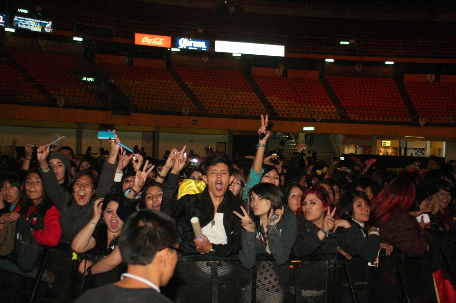 ↑ lucky fans front row ...thanks to @ ocesa_pop