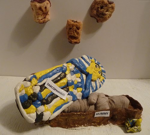 Travel with a Beveridge: King Tut's coffin in Bendaroos with apple mummies