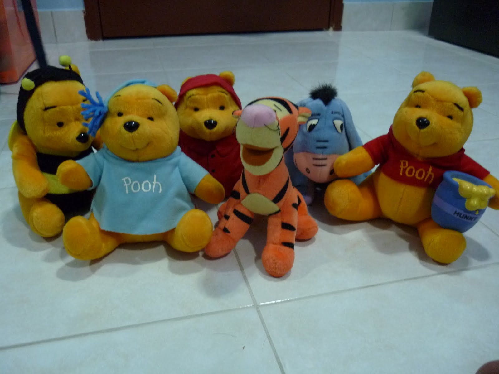 OnlineGoods11: Pooh bear set consist of 6 items