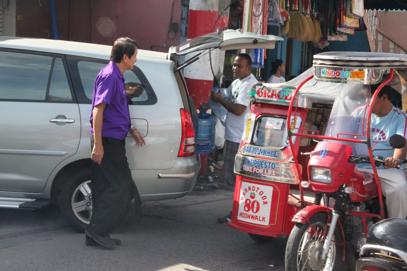 PHILIPPINE NATIONAL SECURITY & OTHER ISSUES: Roilo Golez walks around ...