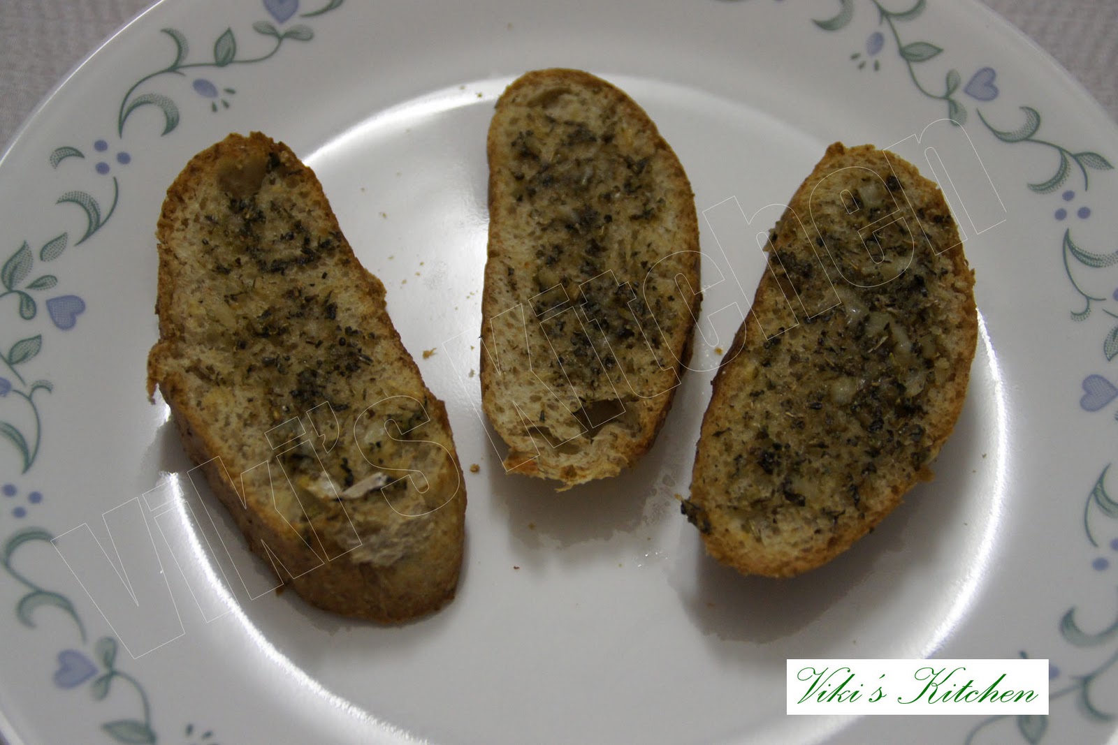 Viki 's Kitchen: Garlic bread (short cut)