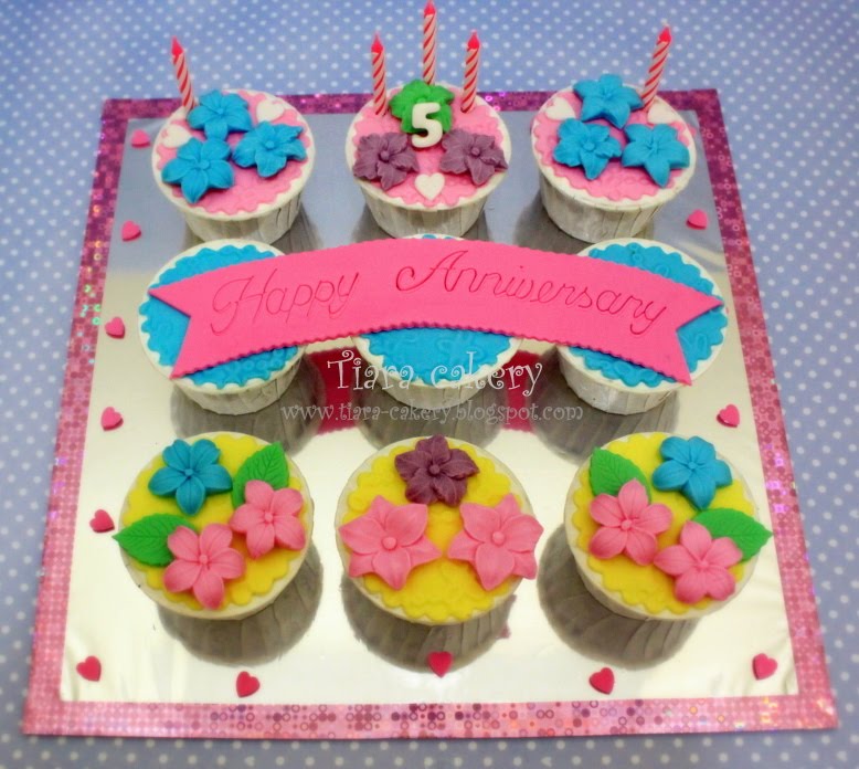 Tiara Cakery: .. Anniversary cupcake set