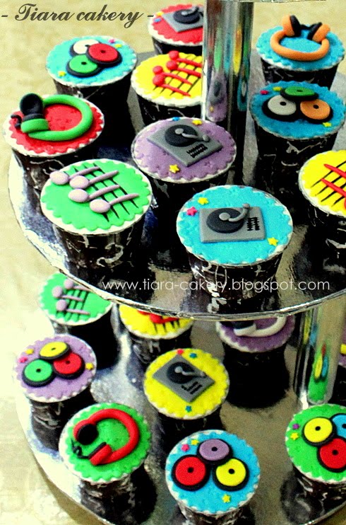 Tiara Cakery: ... Dj cupcakes ...