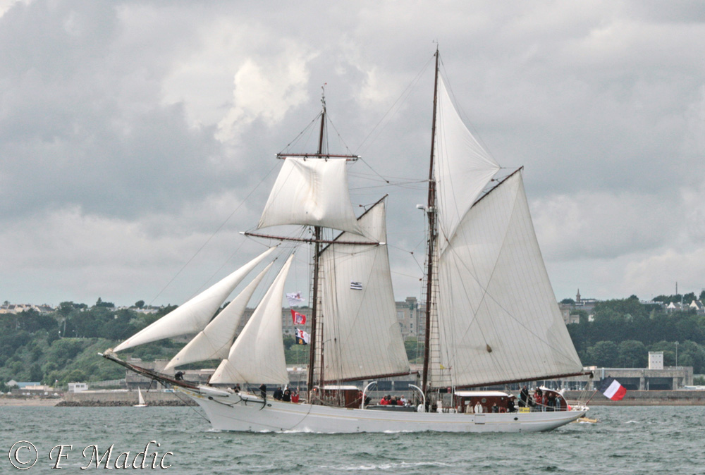 Voiliers à 2 mâts (voiles auriques ou carrées): BELLE POULE et ÉTOILE