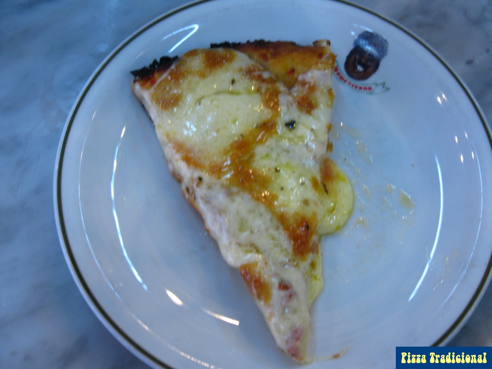 Pizza Tradicional: La Americana.