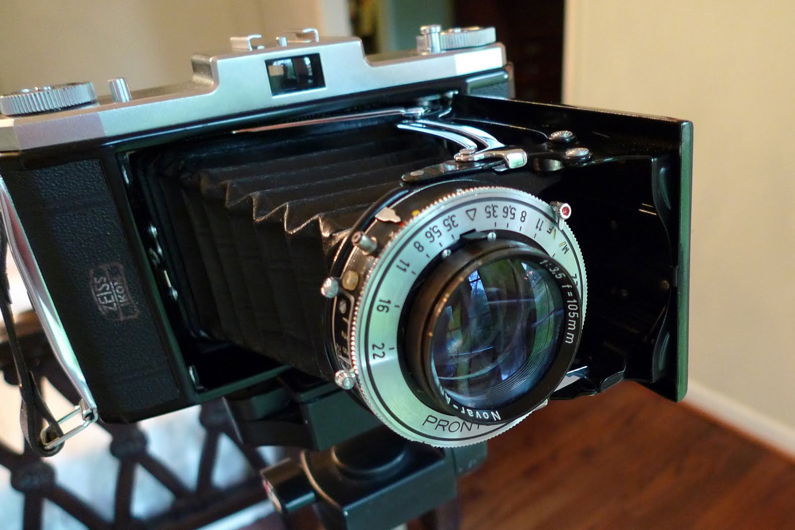 Through the Lens: Adjusting Infiniti Focus on a Folding Camera