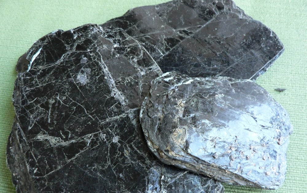 MINERALES: BIOTITA o MICA NEGRA