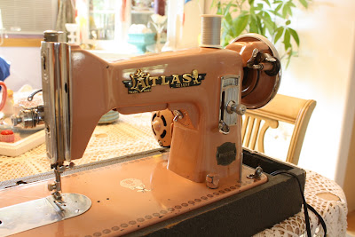 Magie Belle: Vintage Pink Sewing Machine - What's not to love?