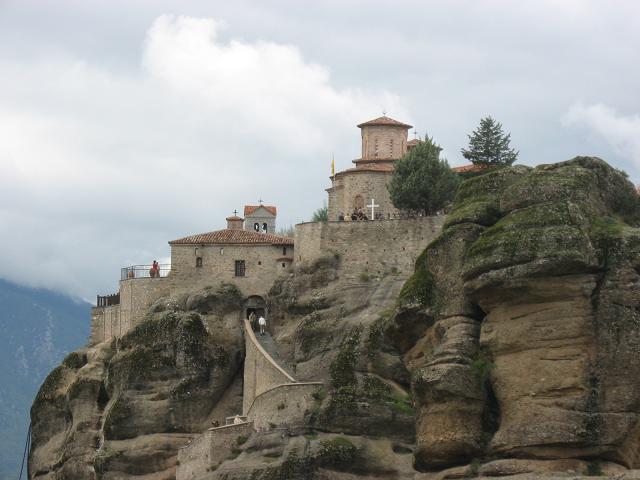 Beautiful Houses: Meteora cliffs monastery in Greece