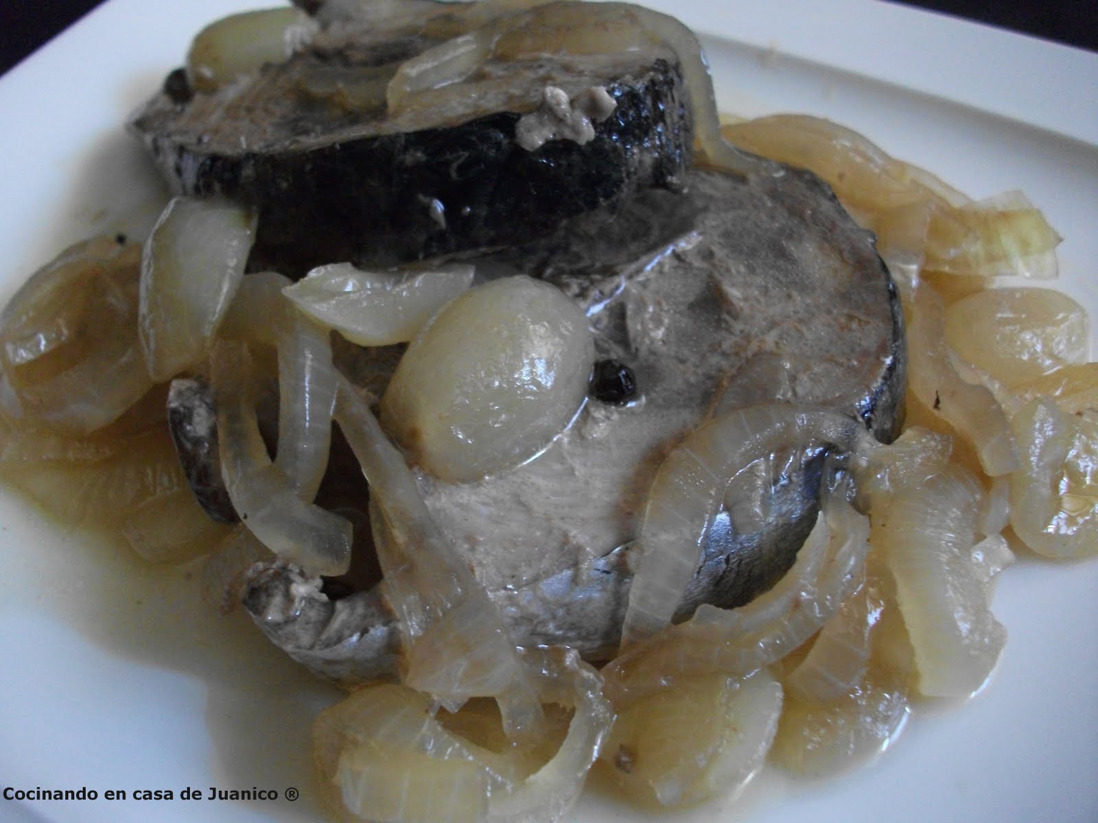 MELVA ENCEBOLLADA CON UVAS ~ COCINANDO EN CASA DE JUANICO