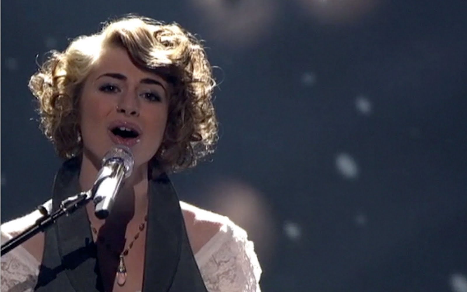 BHSDC Blog: Screen Caps of Siobhan Magnus on American idol.