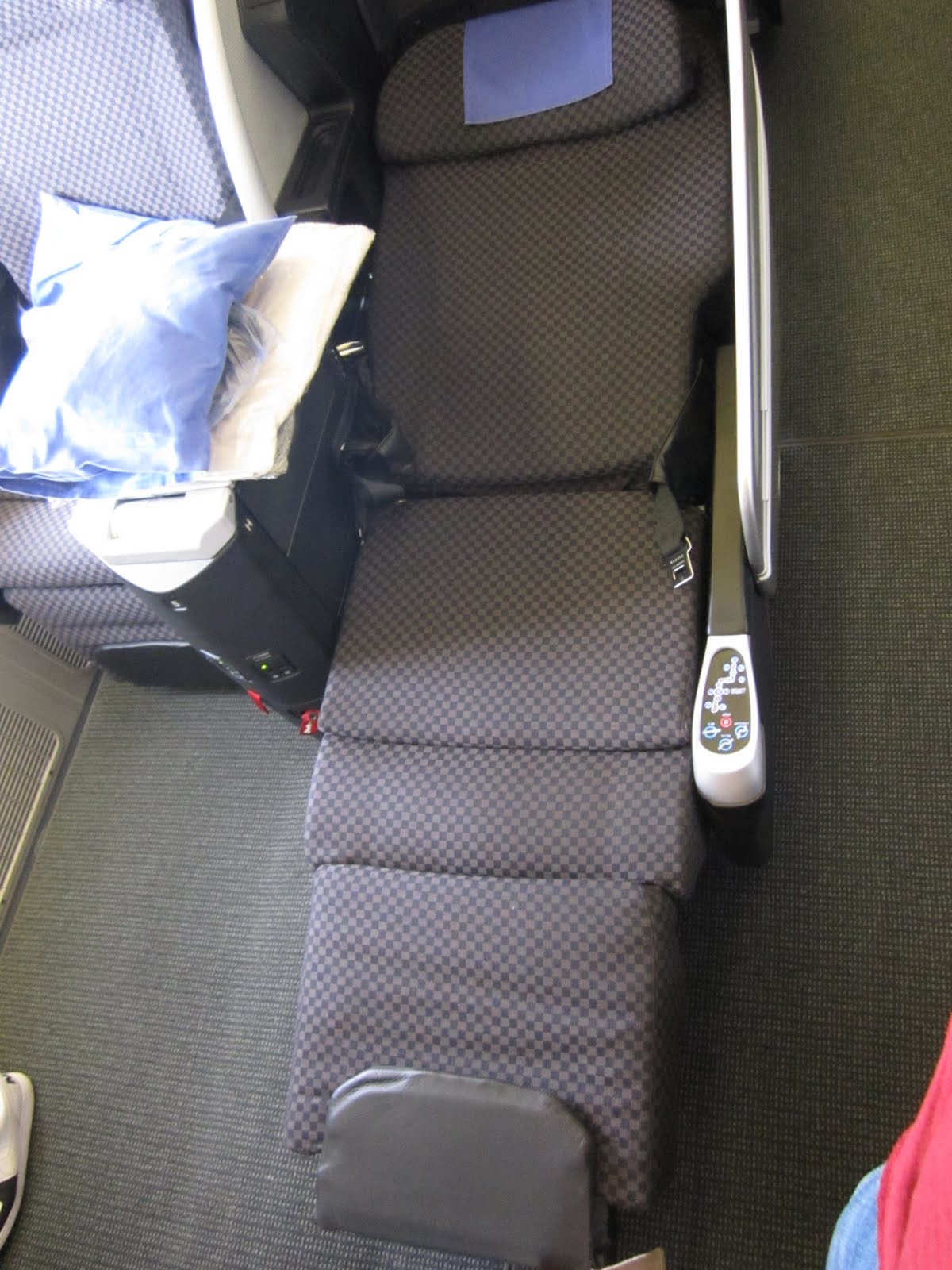 Travel Smart: [Airline Seats] Japan Airlines Executive Class Shell Flat ...