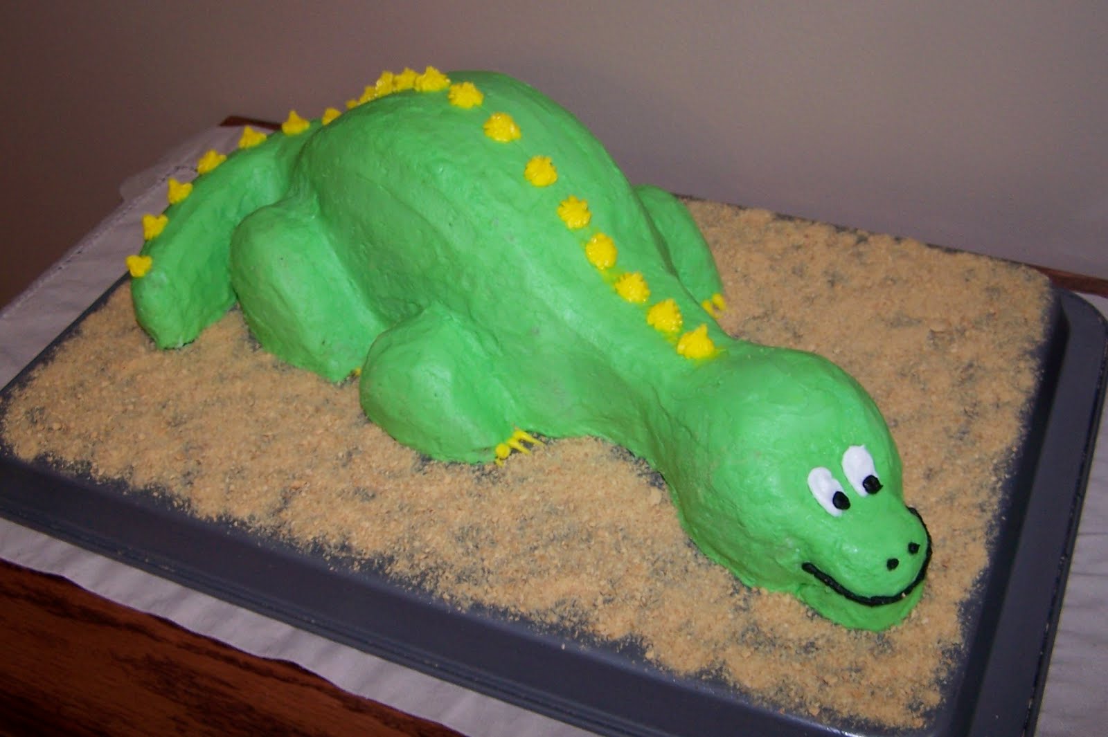 Mommy Doesn't Wrestle: Tasty Tuesday: Dinosaur Cake